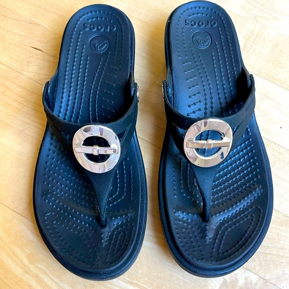 CROCS | Shoes | Crocs Sanrah Circle Bow Wedge Flip W6 | Poshmark